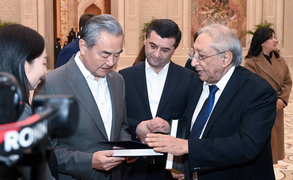Xitoy TIV rahbari Vang Yi Toshkentga keldi | Vaqt.uz
